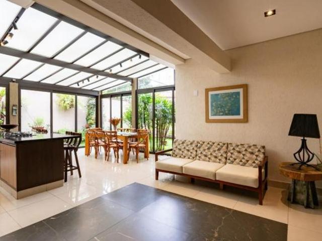 Casa tipo para venda em Vila Suzana com 5 quartos, sendo 4 suítes, 373m²