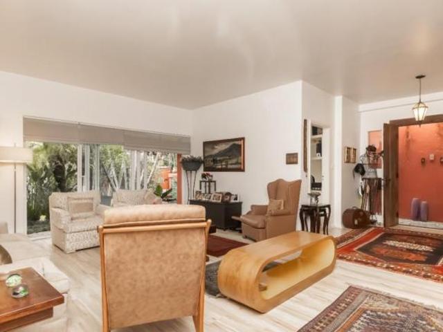 Casa tipo para venda em Jardim Leonor com 3 quartos, sendo 2 suítes, 300m²