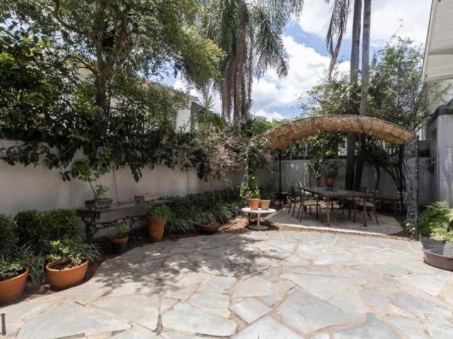 Casa tipo para venda em Moema com 4 quartos, sendo 3 suítes, 300m²