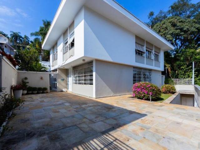 Casa tipo para venda em Pacaembu com 3 quartos, sendo 1 suíte, 384m²
