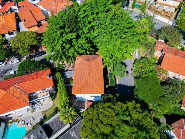 Casa tipo para venda em Pacaembu com 4 quartos, sendo 2 suítes, 349m²