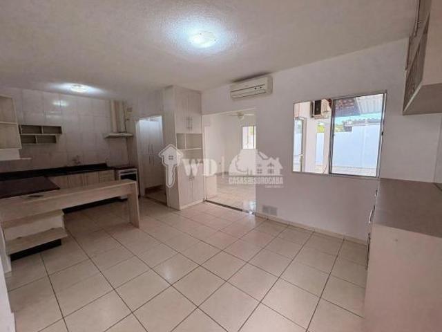 Casa toda planejada com amplo quintal no condomínio Terra Nova