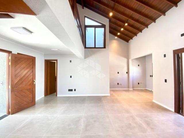 CASA TODA REFORMADA COM 3 DORMITÓRIOS SENDO 1 NO PISO TÉRREO E OS OUTROS 02 NO SEGUNDO PISO COM MEZA