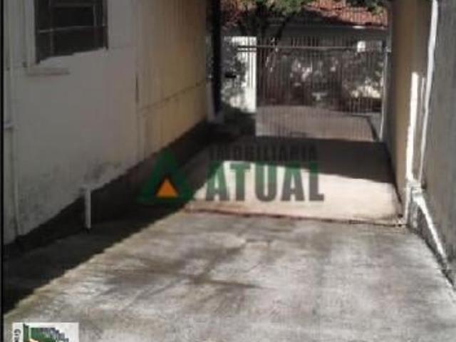 Casa totalizando 05 quartos na região Central de Londrina