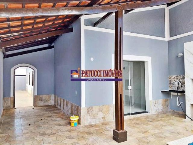 Casa Totalmente Revitalizada com 03 Dormitórios e Piscina Próximo ao Mar!