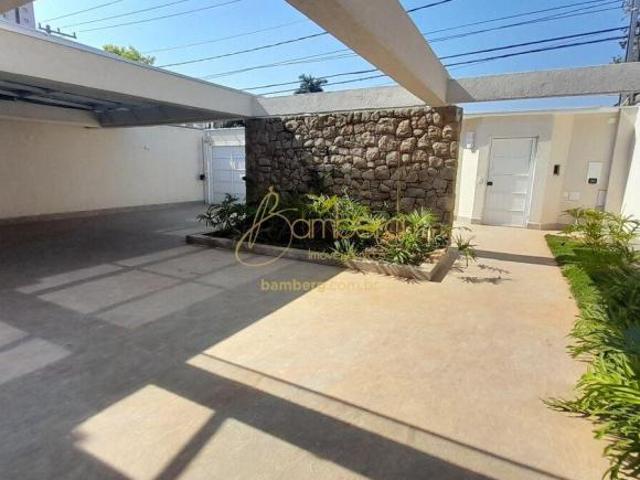 Casa totalmente reformada no Brooklin com 4 suítes, 6 vagas de garagem, pronta para morar!