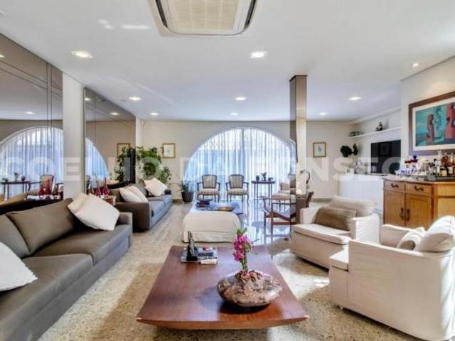 Casa totalmente reformada, 4 suites, 7 vagas, area externa arborizada