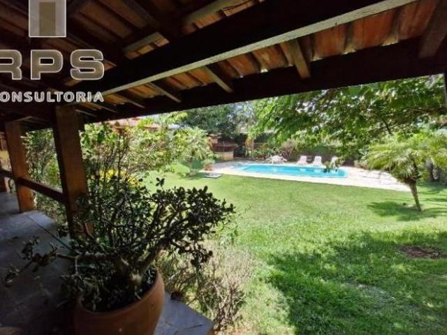 Casa totalmente térrea no Jardim Paulista em Atibaia, 4 suítes, área de lazer, pomar, 1370m2 de terr
