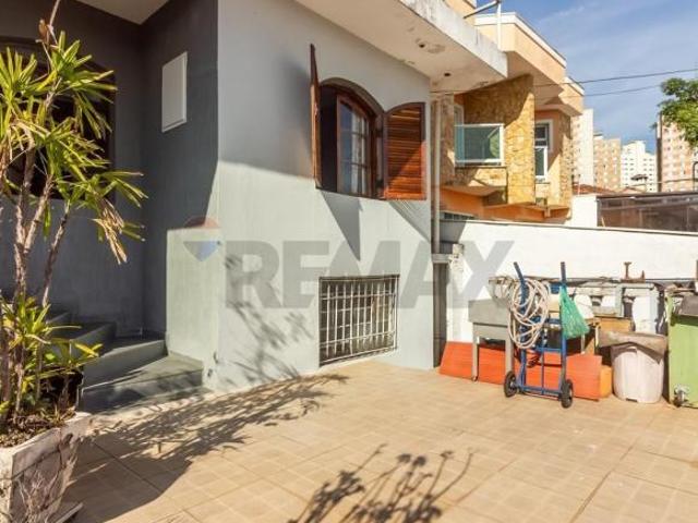 Casa Tradicional na Freguesia do Ó com Grande Potencial e Espaço Versátil no Piso Superior Descriçã
