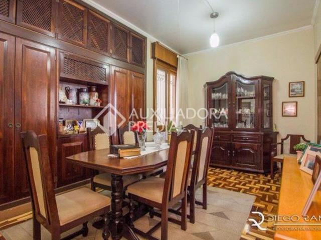 Casa três dormitórios