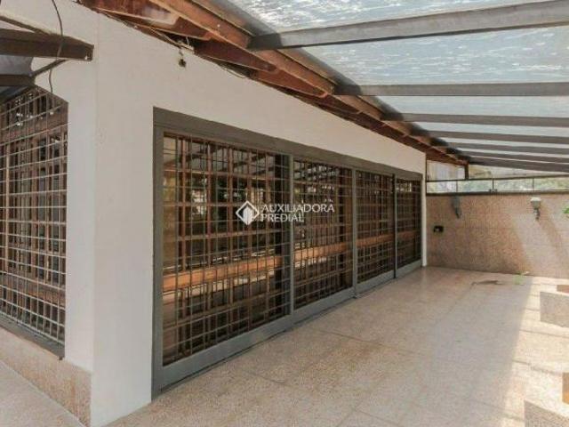 Casa três dormitórios, duas suítes, cinco banheiros, cinco vagas em Higianópolis Porto Alegre