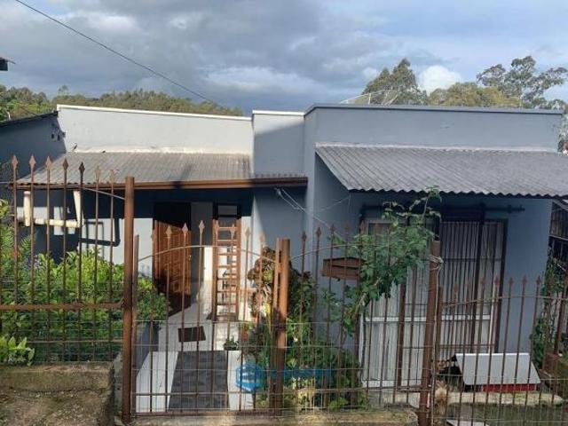 CASA TRÊS DORMITÓRIOS NO FORQUETA