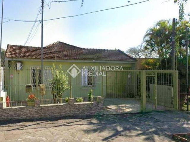 Casa três dormitórios plana