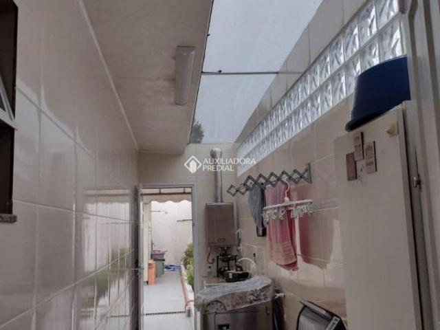 Casa três dormitórios, três banheiros, churrasqueira, pertinho do mar e de todo comercio locaçl