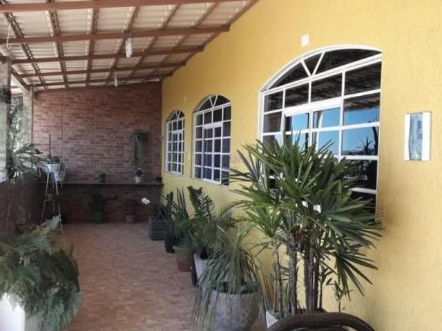 CASA TRÊS QUARTOS