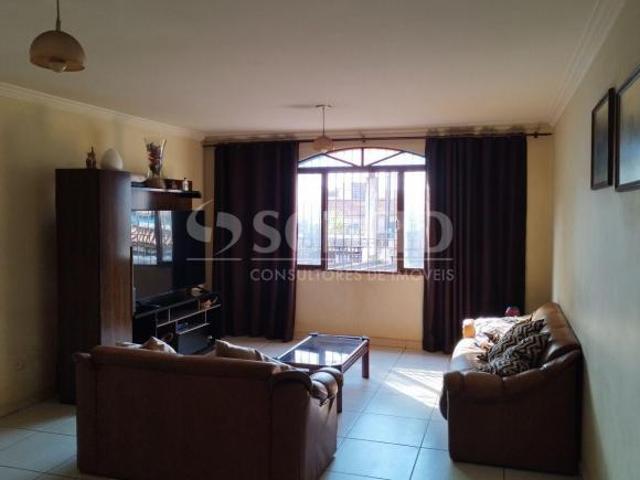 CASA TRES QUARTOS UMA SUITE QUATRO GARAGENS NO JD CONSORCIO. OPORTUNIDADE!