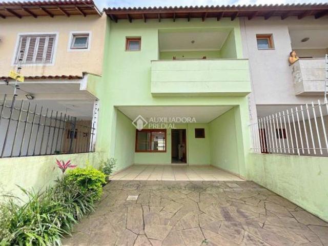 Casa três quartos, uma suíte, vagas de garagem e churrasqueira