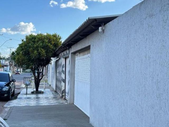 Casa três quartos, de esquina com casinha nos fundos, Gama oeste