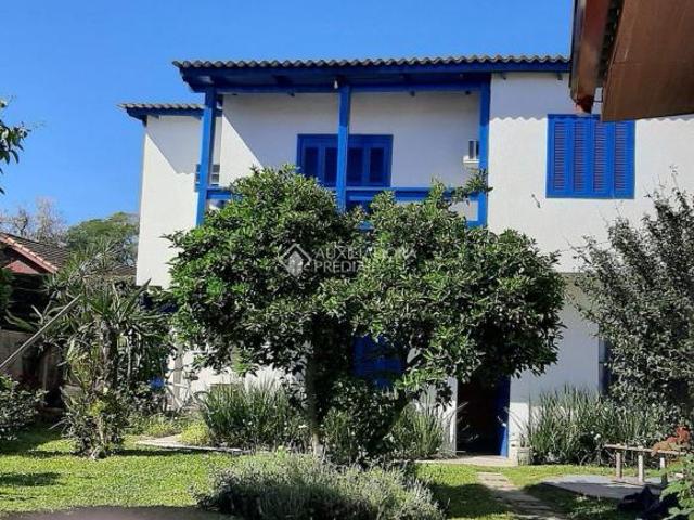 Casa três quartos, patio amplo e vagas de garagem