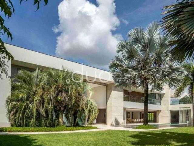 Casa Triple A na QI 3 Lago Sul | 1.515 m², 2.600 m² de terreno e a privacidade