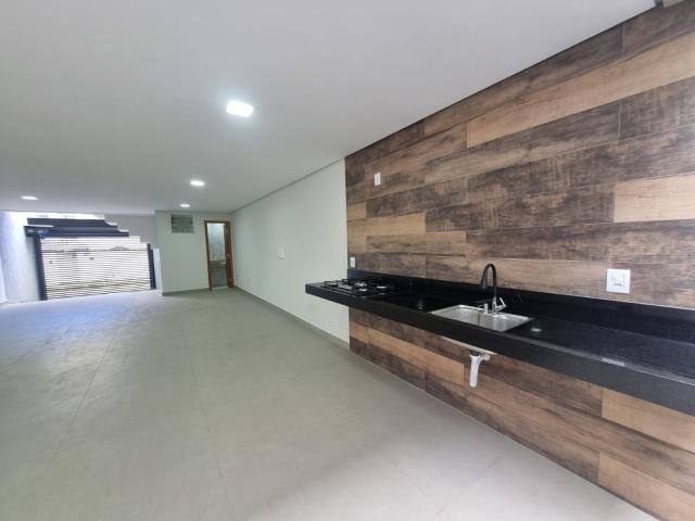 Casa triplex 3 qts Bairro Ilha dos Araújos Governador Valadares