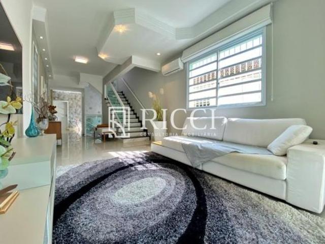 CASA TRIPLEX COM PISCINA