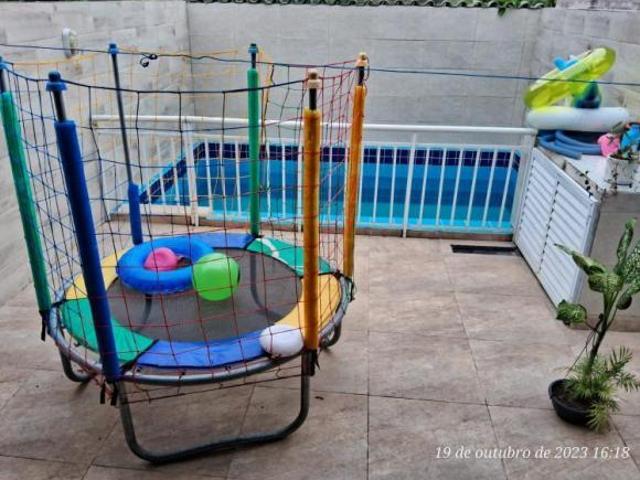 Casa Triplex com Piscina Privativa e Espaço Gourmet, 2 Suítes, 110m², Santos/SP