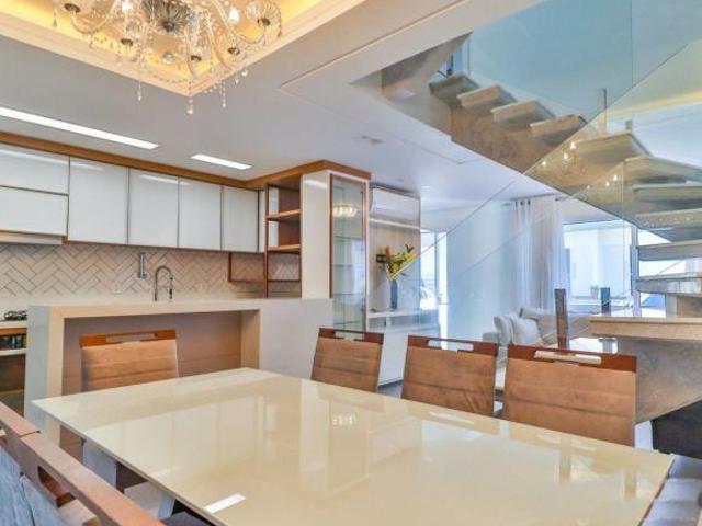 CASA TRIPLEX COM 4 SUITES E 2 VAGAS SEMIMOBILIADA