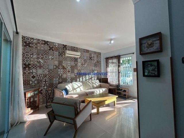 Casa triplex à venda 2 suítes 2 vagas churrasqueira Marapé Santos/SP