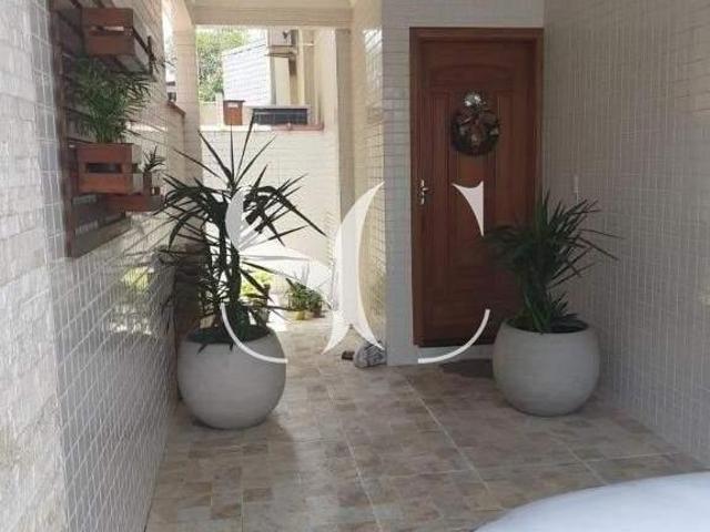 Casa triplex à venda no bairro do Embaré na cidade de Santos!