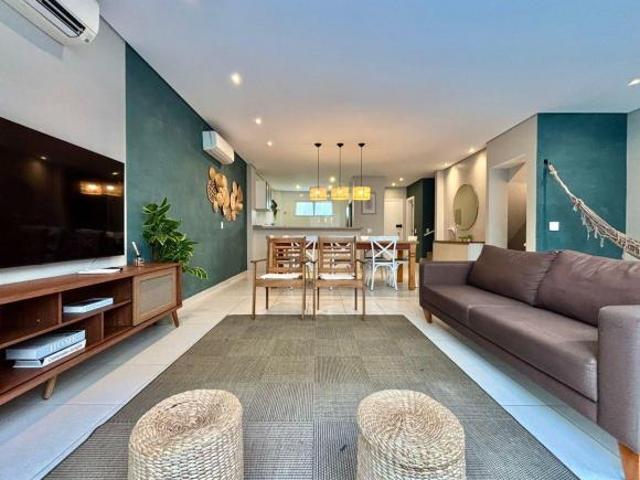 Casa Triplex geminada decorada em condomínio de alto padrão à Venda na Ensead.