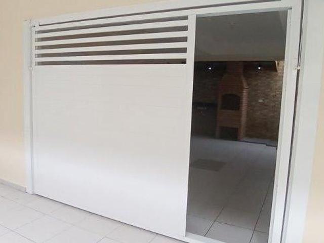 Casa triplex. Dois dormitórios, duas suítes, duas vagas fech