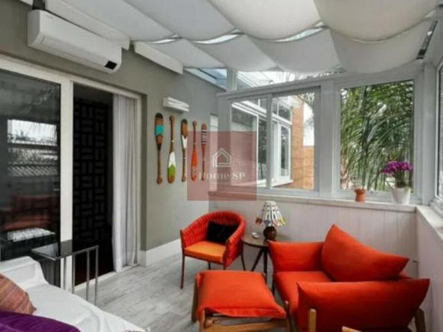 Casa triplex de alto padrão, MOBILIADO, a venda em condomínio fechado