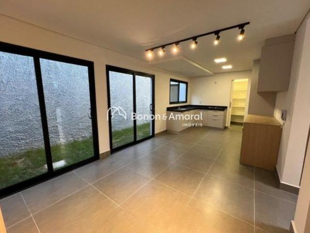 Casa triplex em condomínio com 3 suítes, automação, aquecimento solar, 168 m² no Chácaras Primavera