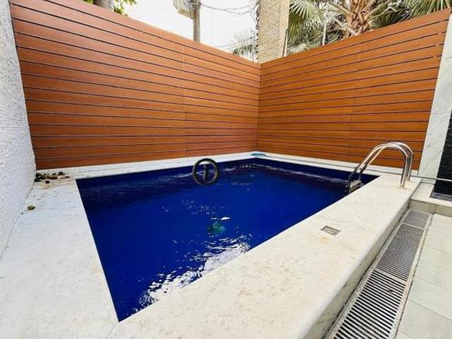 Casa Triplex em condomínio com 4 suítes e piscina