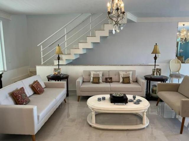 Casa Triplex em Condomínio em Campo belo com 260m², 5 suítes, 3 vagas