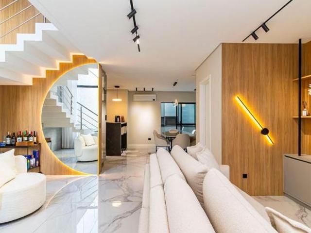 Casa Triplex no Xaxim | 3 Suítes | 170m² | Porteira Fechada | 4 Vagas