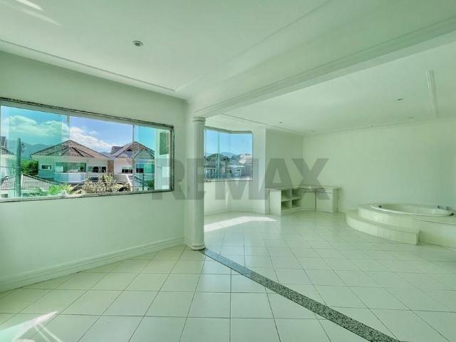 Casa triplex para alugar no Pontal Oceânico do Recreio dos Bandeirantes com 5 quartos, 4 suítes e 594 m²