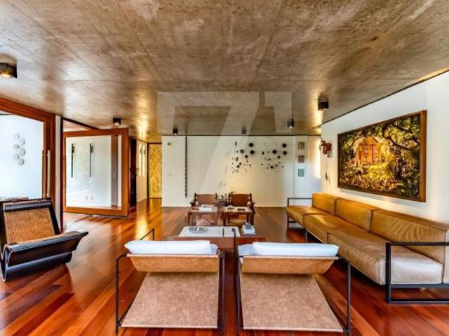 Casa única com materiais naturais e paisagismo exuberante, em Alto de Pinheiros