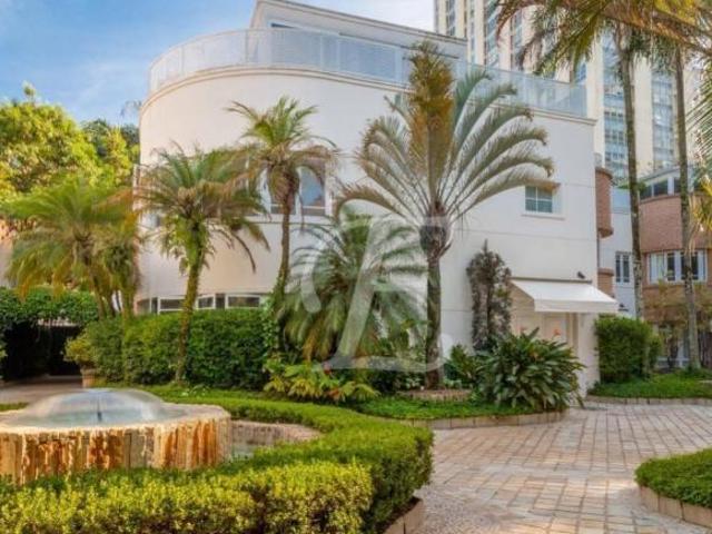 Casa Unificada com 910m² em Condomínio Fechado no Jardim Europa