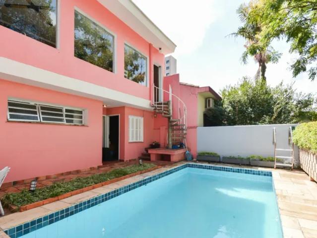Casa à Venda na Rua Claudio Rossi com 250m²