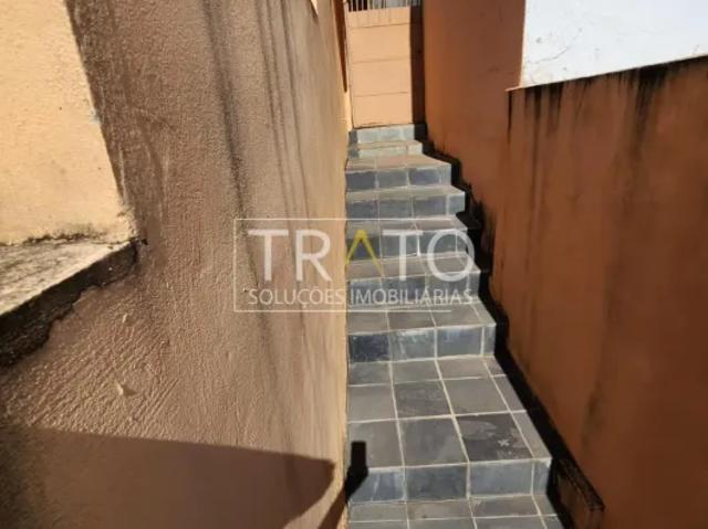 Casa à venda na Rua Helena Steimberg, com 3 dormitórios e quintal com edícula