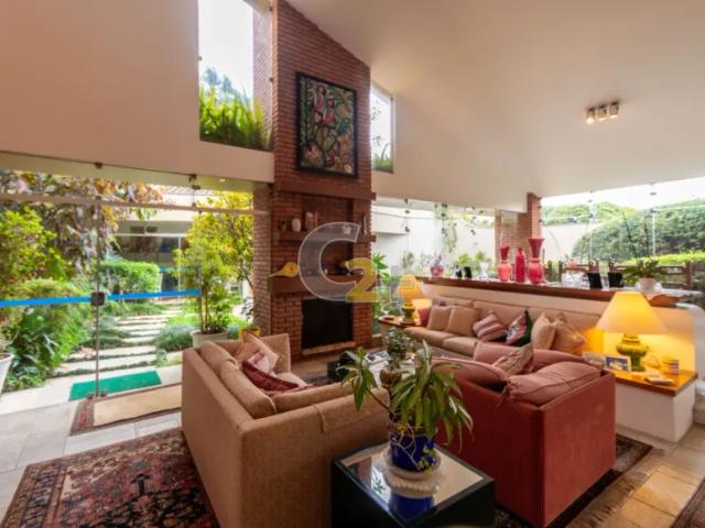 Casa à venda no Alto de Pinheiros com 7 quartos, 4 suítes e 7 vagas