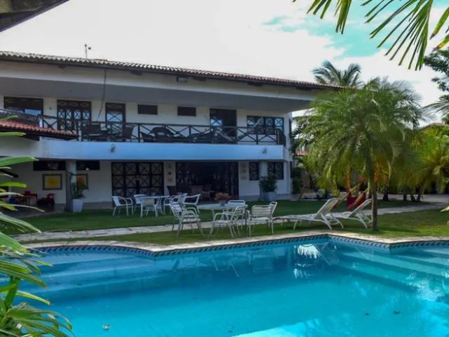 Casa á Venda com 6 quartos, 6 vagas, 750.00m² CA0115