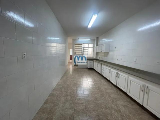 Casa à venda com 7 quartos em Icaraí, 403m²