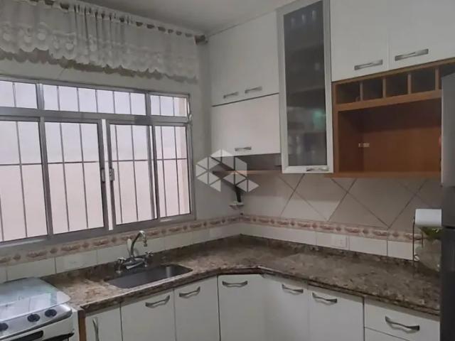 Casa à venda com 130 m² construídos 2 dormitórios 1 suíte, escritório, churrasqueira e 2 vagas