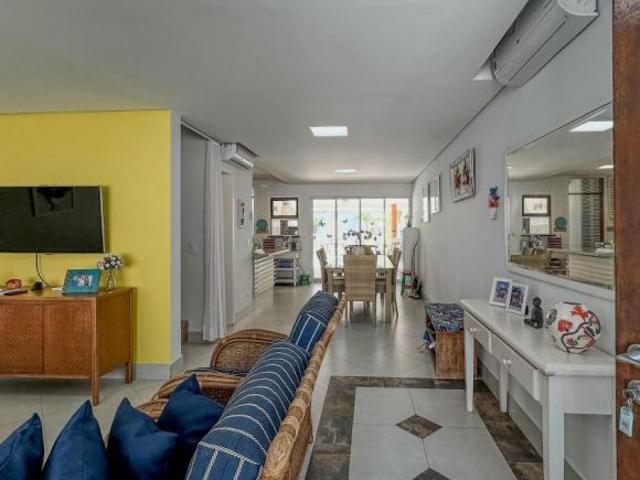 Casa venda condomínio fechada 100 metros do mar
