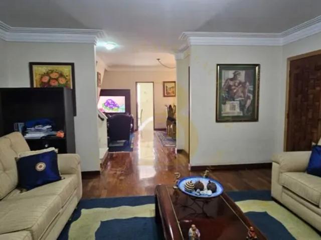 Casa á venda de 190m², com 3 dormitórios e 3 vagas no Campo Grande