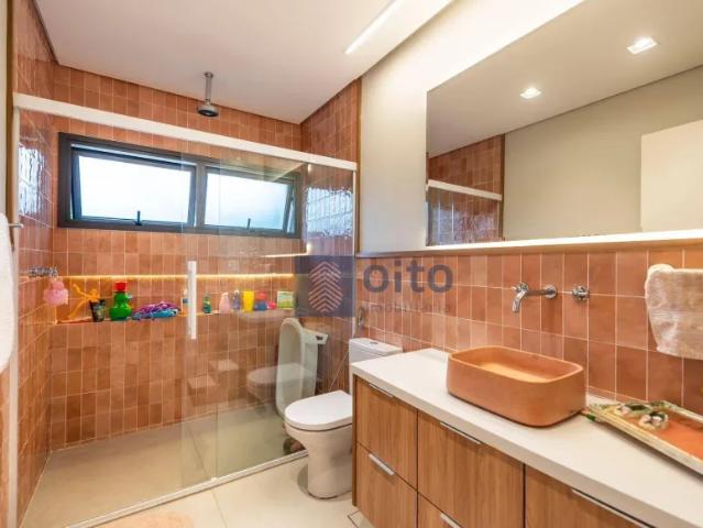 Casa à venda de 377m² em Pinheiros. Localizada em uma rua tranquila e arborizada de Pinheiros, esta