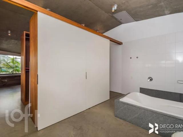 Casa à venda em Menino Deus com 240 m², 2 quartos, 3 vagas